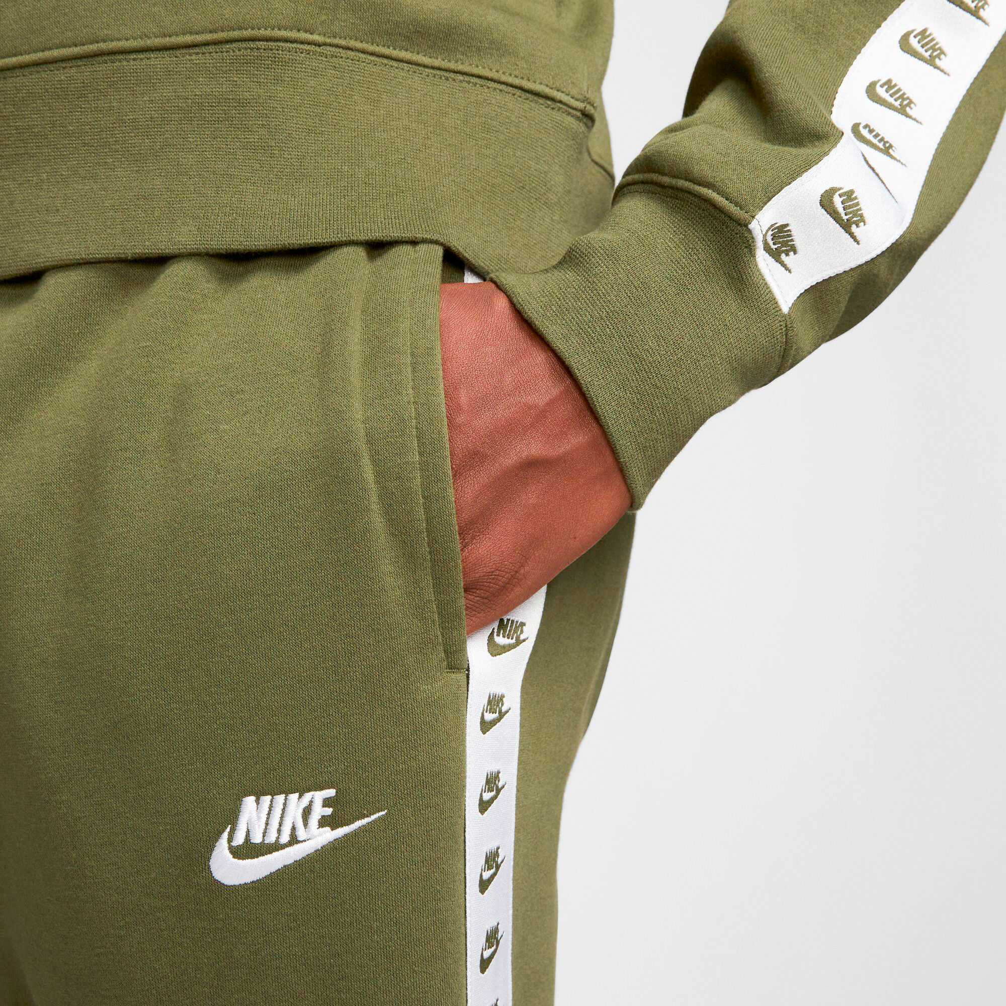 Nike Sportswear Sport Essentials Fleece Trainingsanzug Herren Oliv